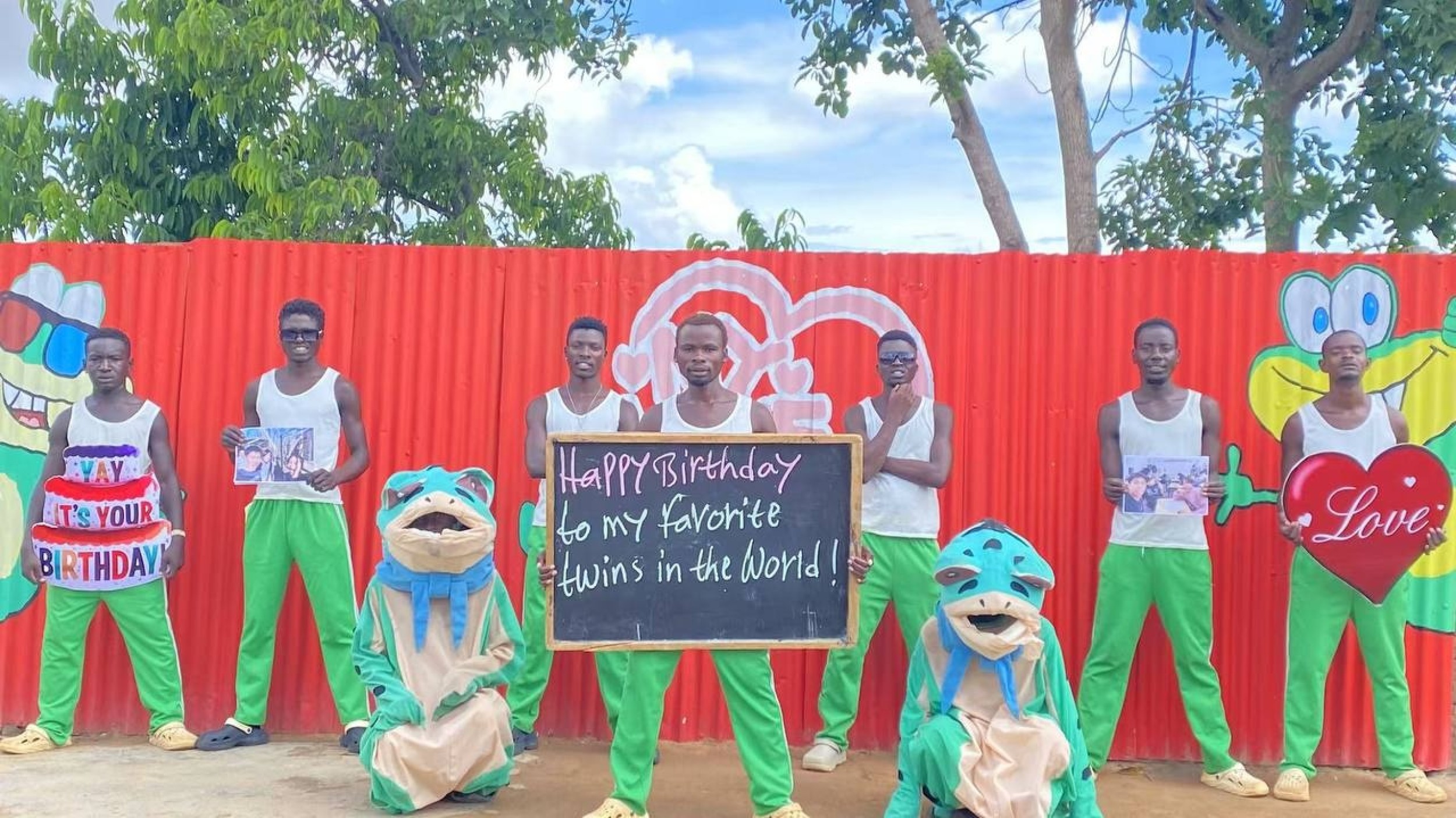 Kustomoitu videotervehdys Afrikasta - Frog Team | Online | Elämyslahjat